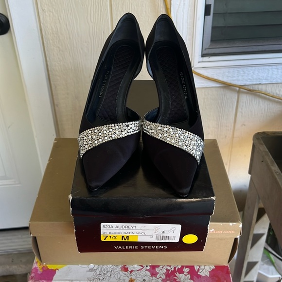 Valerie Stevens | Shoes | Preowned Black Heels By Valerie Stevens Size ...